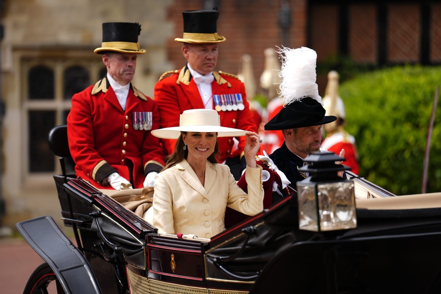 Etiqueta real: Kate Middleton chama a atenção com reverências ...