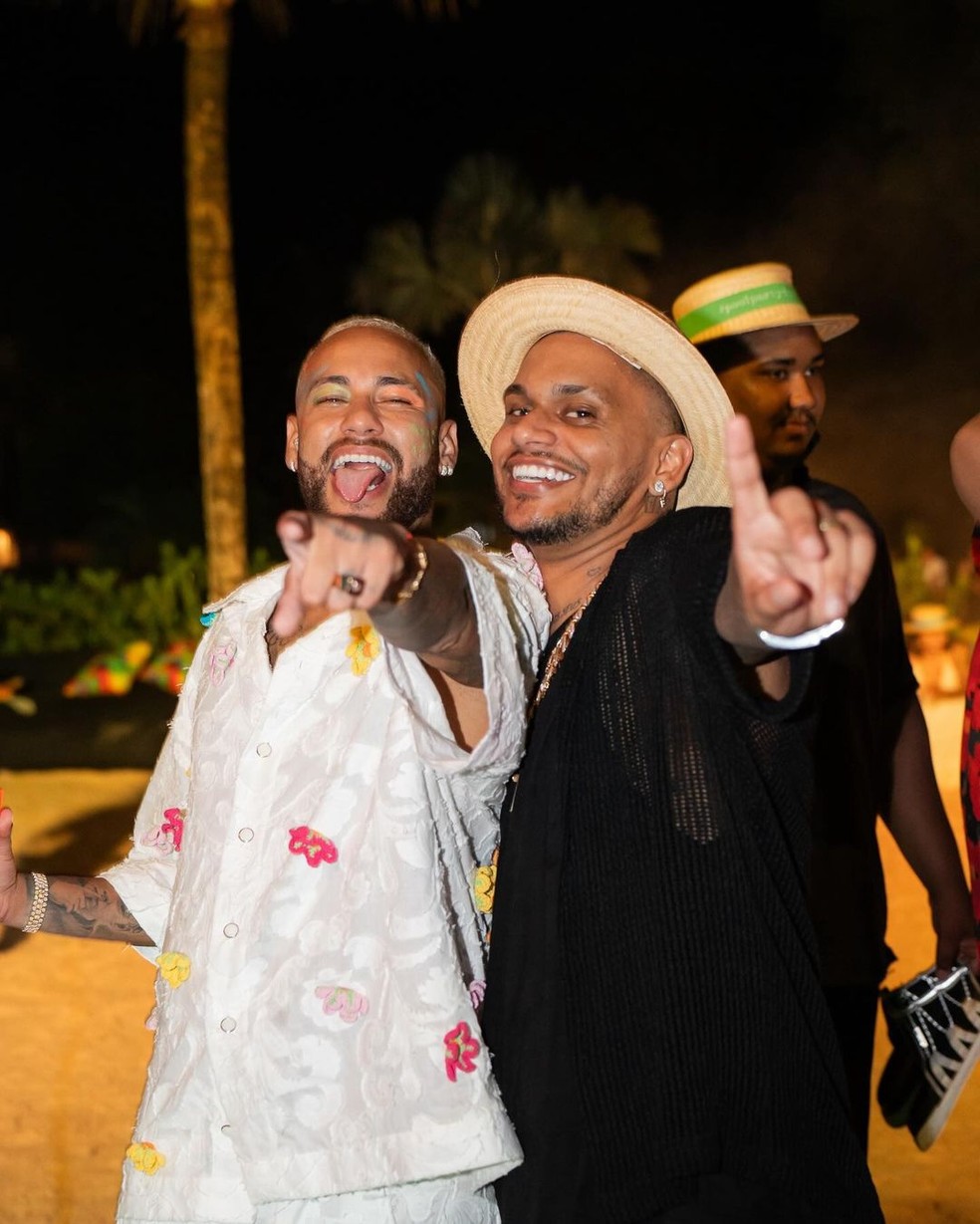 Neymar mostra momentos com melhor amigo em homenagem