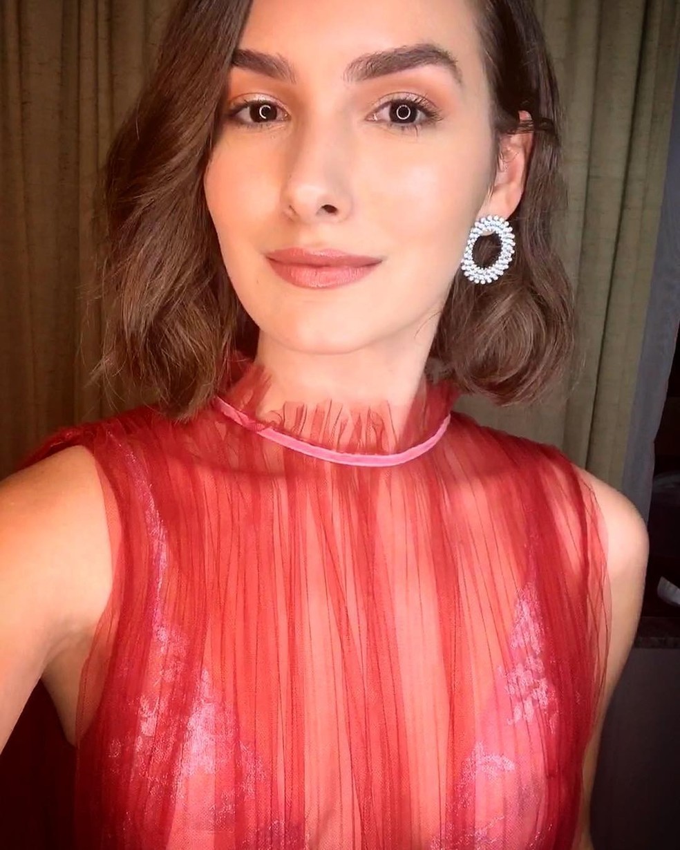 Marina Moschen surpreende ao usar vestido transparente em evento de gala