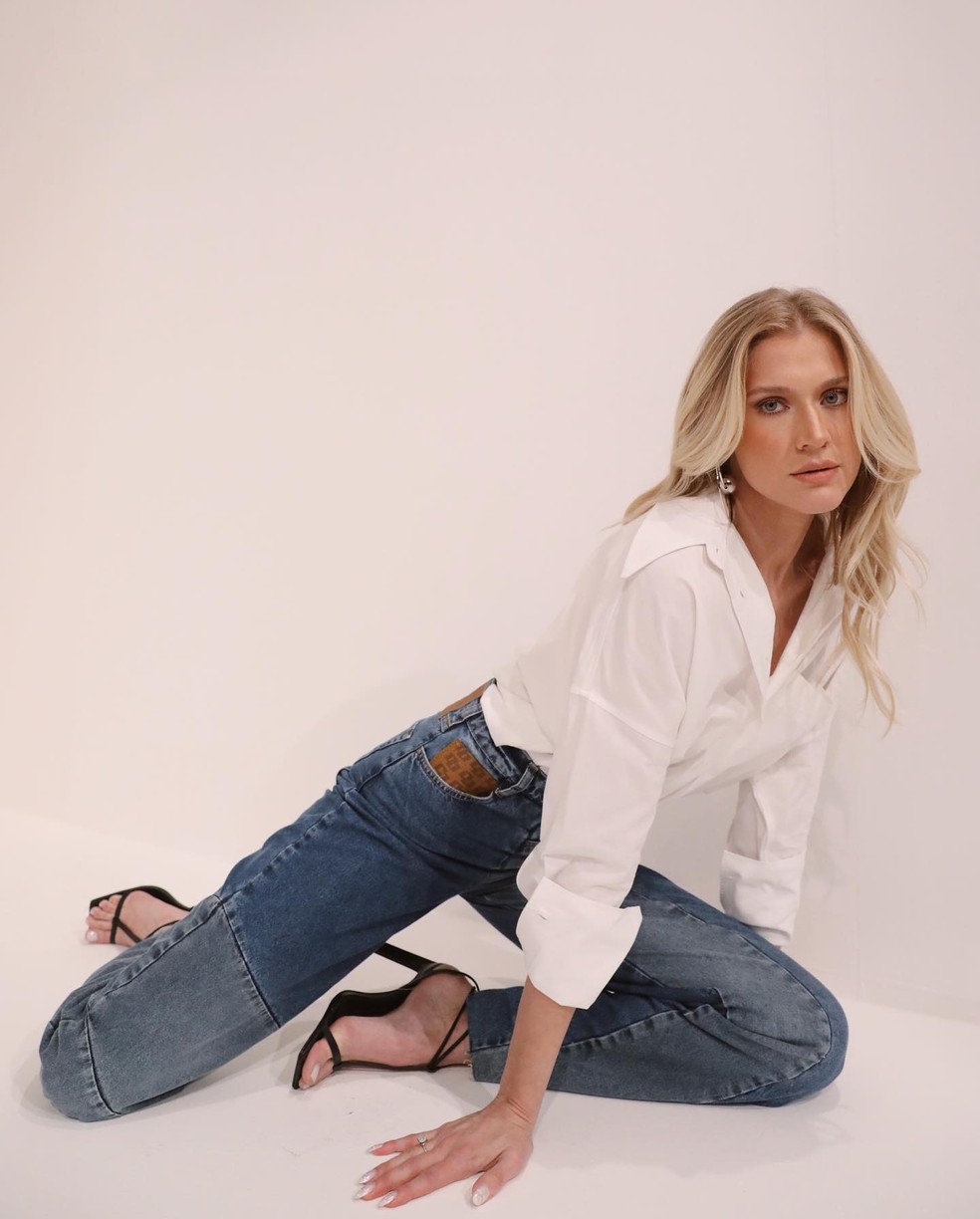 Celina Locks exibe look fashionista em novo ensaio fotográfico