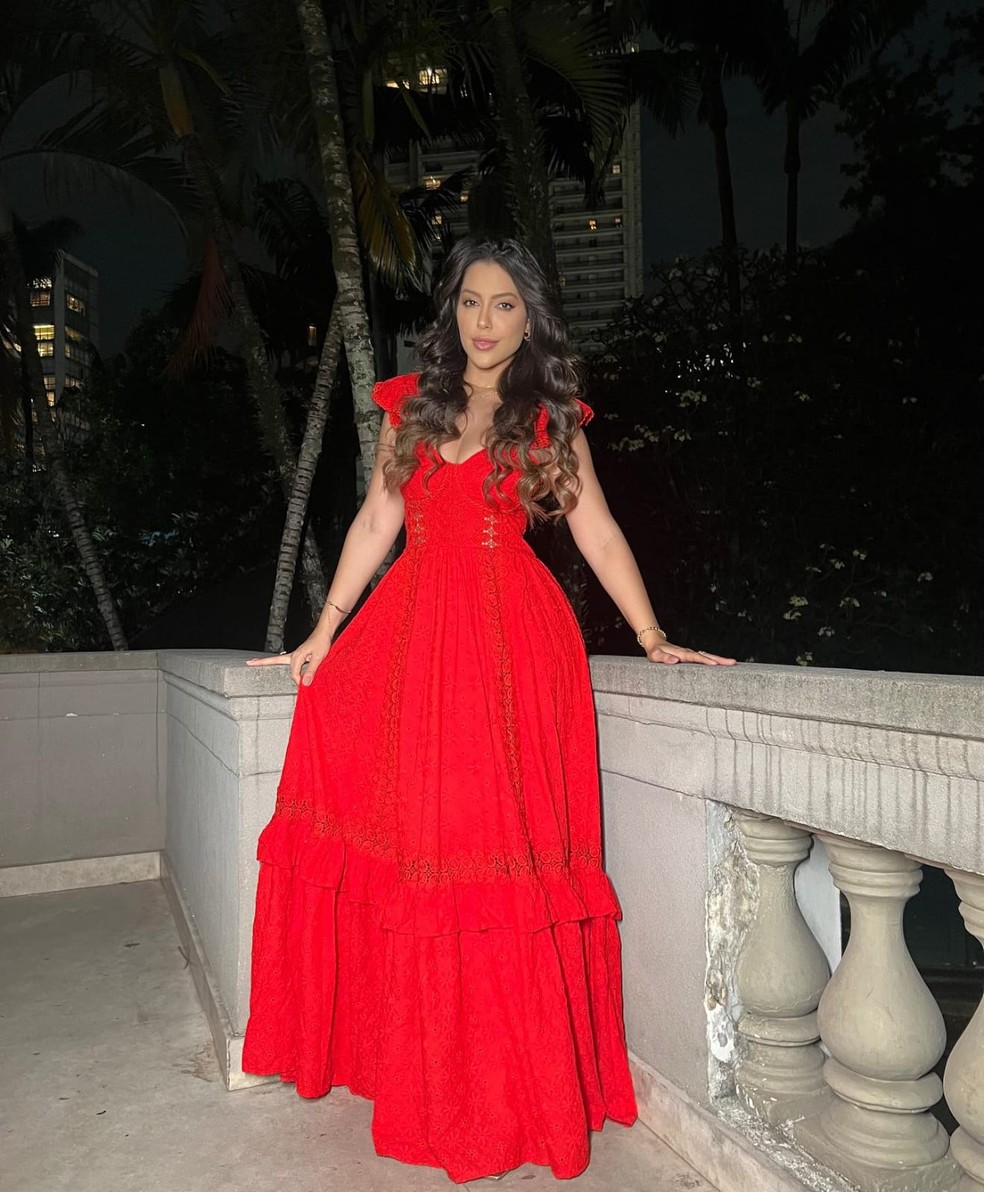 Laís Caldas esbanja beleza com look all red