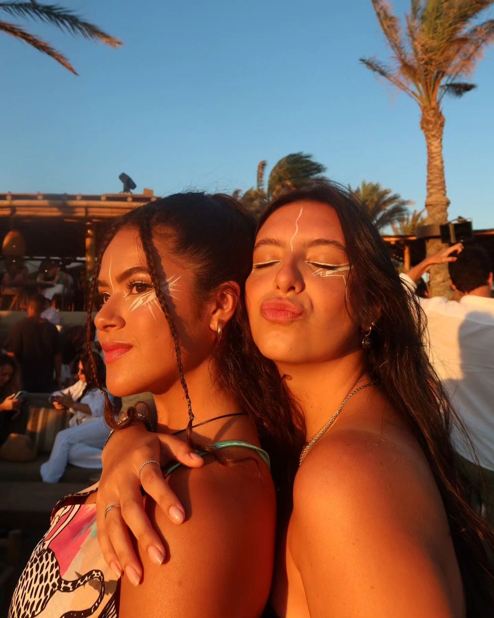 Maisa Silva curte 'sunset' com amiga em Mykonos