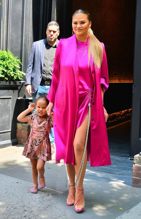 Chrissy Teigen comprova que o rosa é a cor mais sexy