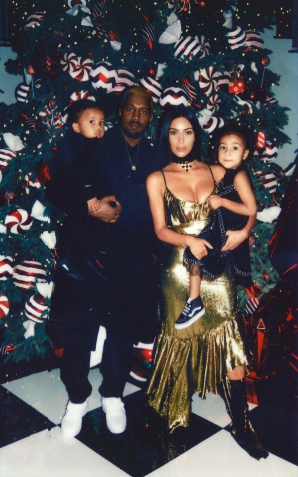 Kanye West compartilha clique da família