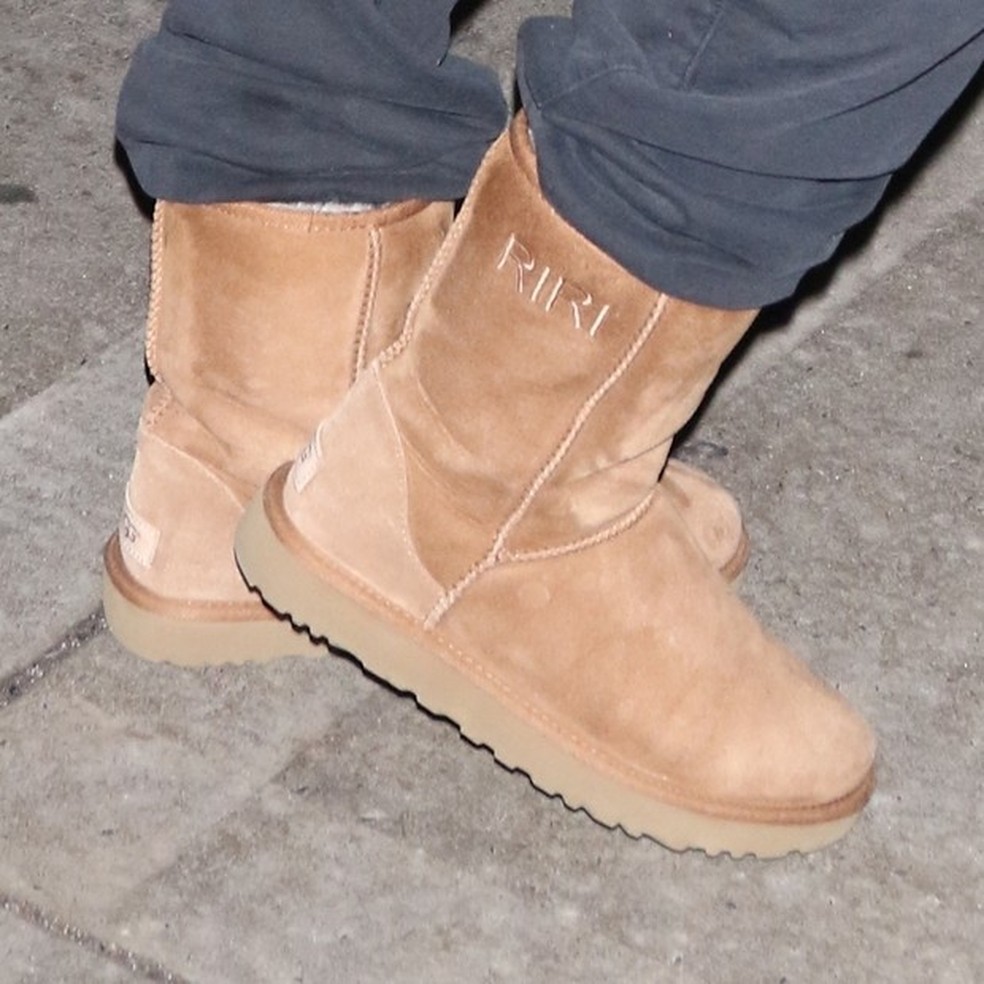 Sem maquiagem, Rihanna encara o frio em look hi-lo