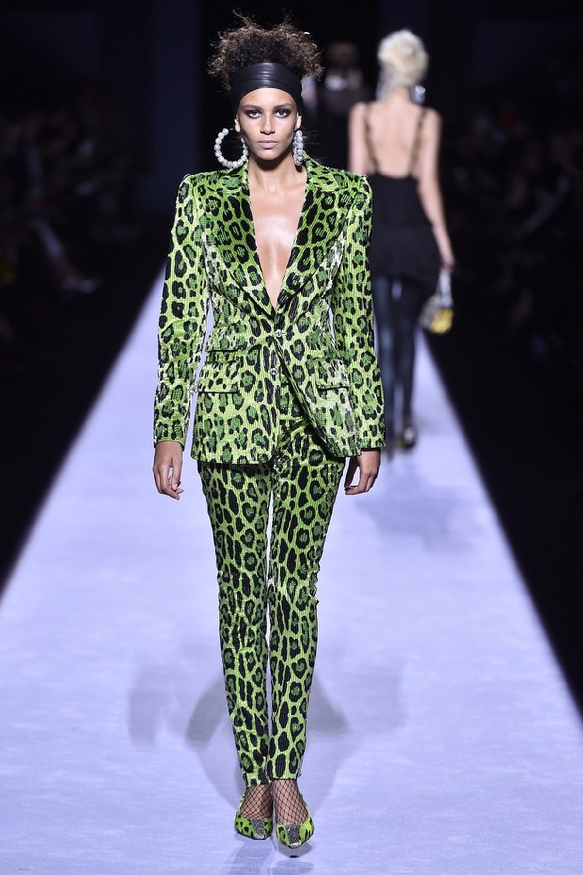 Animal print colorido dos pés à cabeça garante look fun