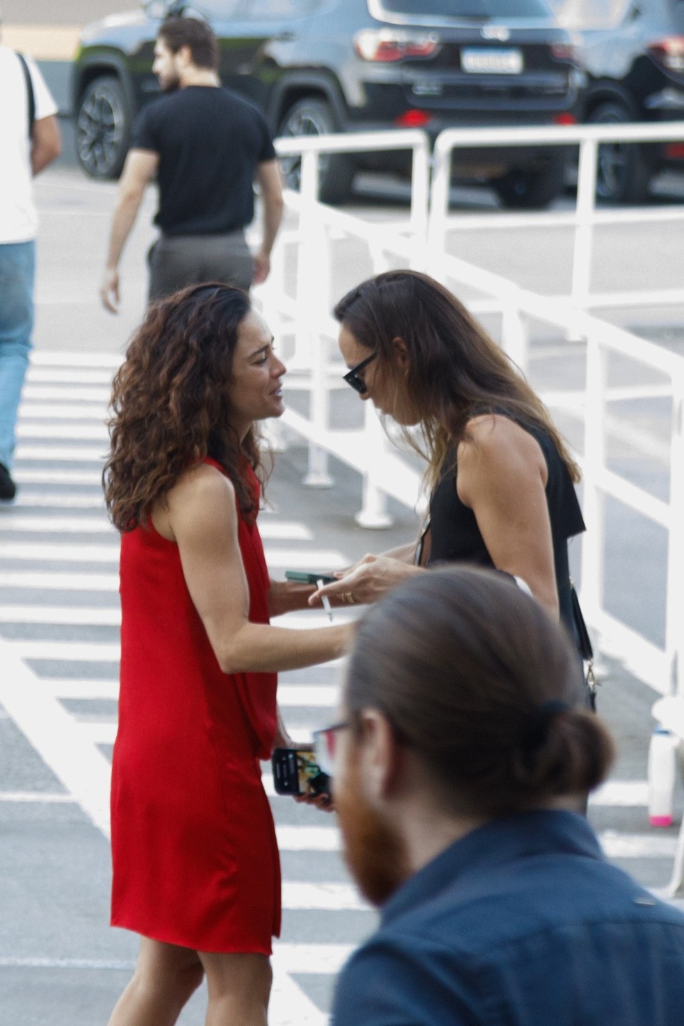 Alice Braga surge em clima de romance com a namorada, Renata Brandão