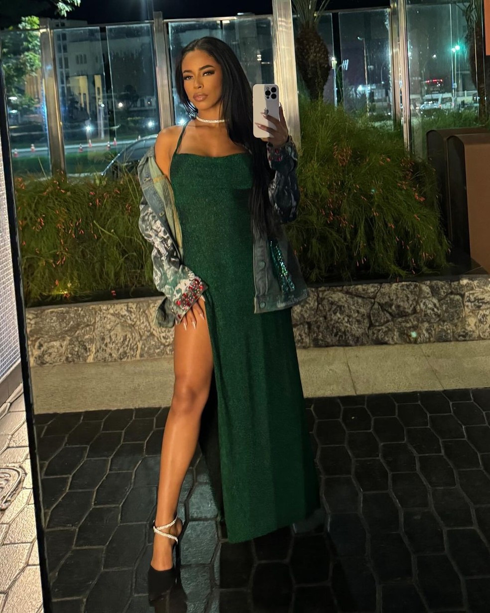 Lorena Maria elege vestido verde com fenda para aniversário de MC ...