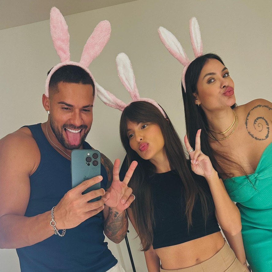 Bil Araujo reencontra Thais Braz e Sarah Andrade