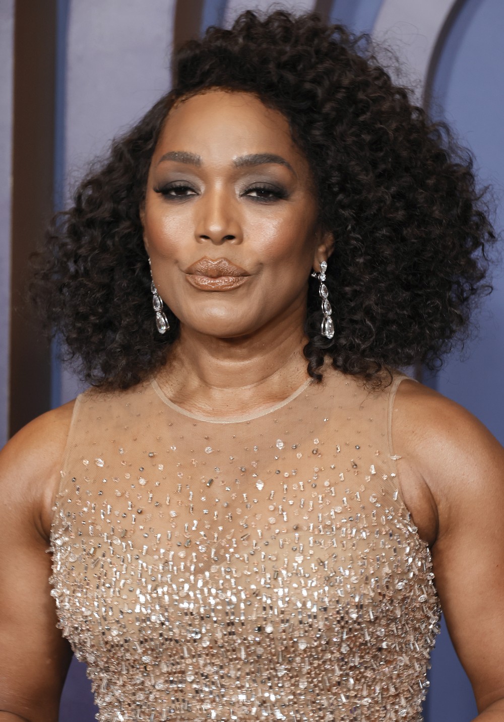 Angela Bassett recebe Oscar honorário durante premiação nos EUA