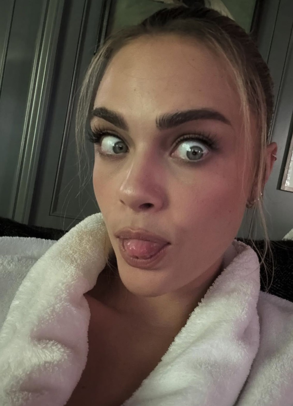 Cara Delevingne exibe incidente de moda durante gala após seu vestido ...