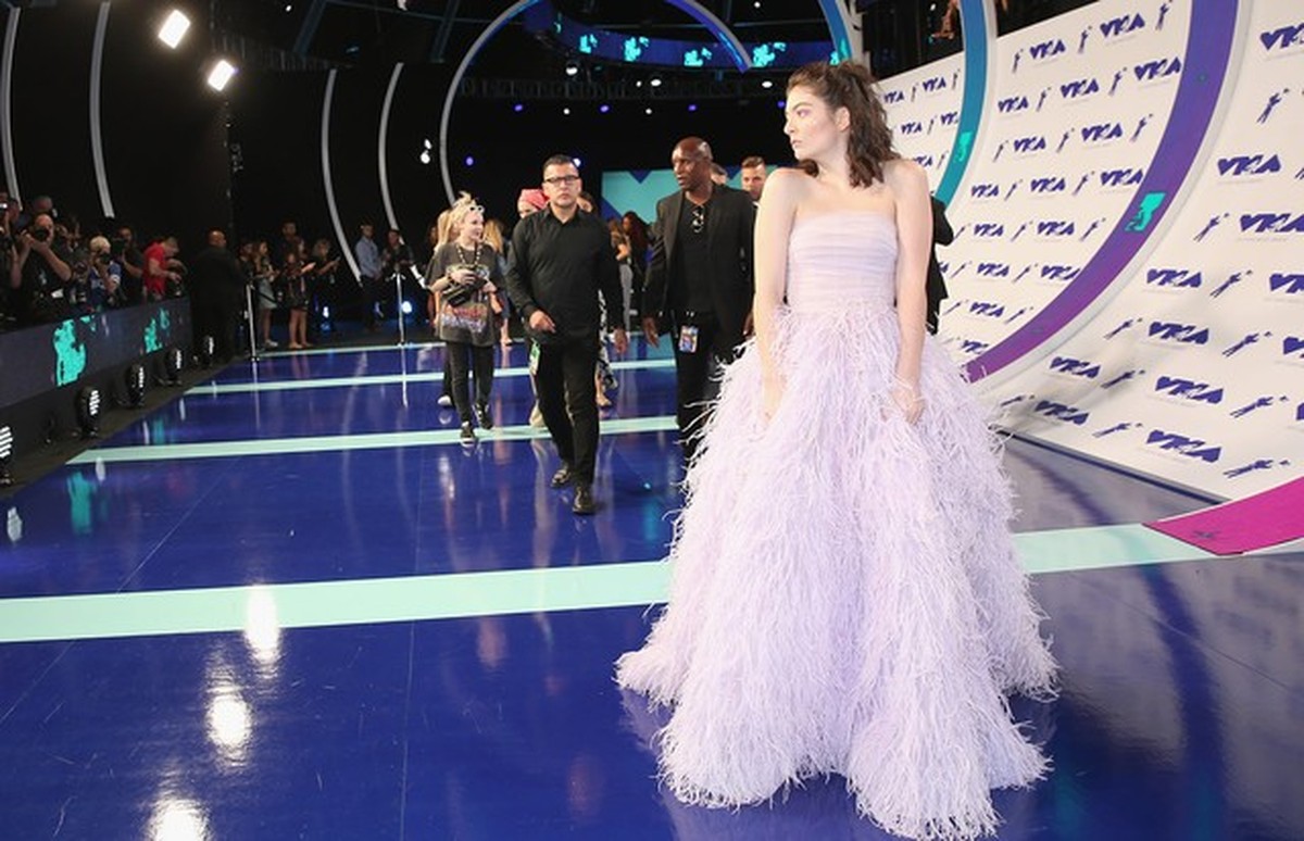 Lorde faz retorno triunfal ao red carpet com look Monique Lhuillier