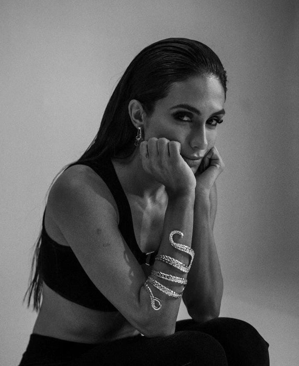 Carol Ramiro encanta web com clique P&B