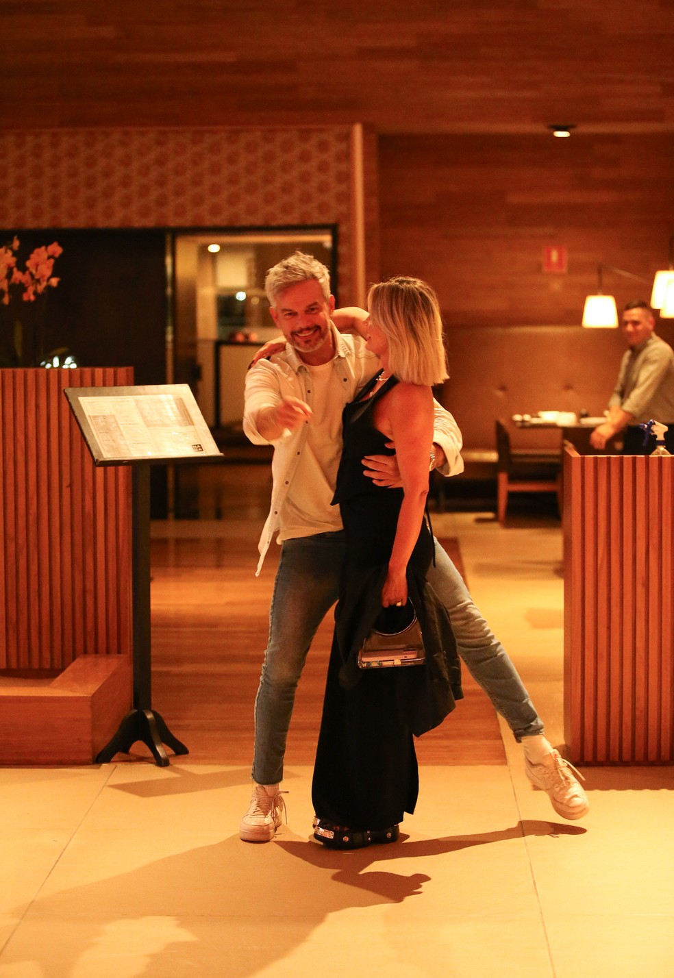 Otaviano Costa e Flávia Alessandra trocam beijos em restaurante japonês