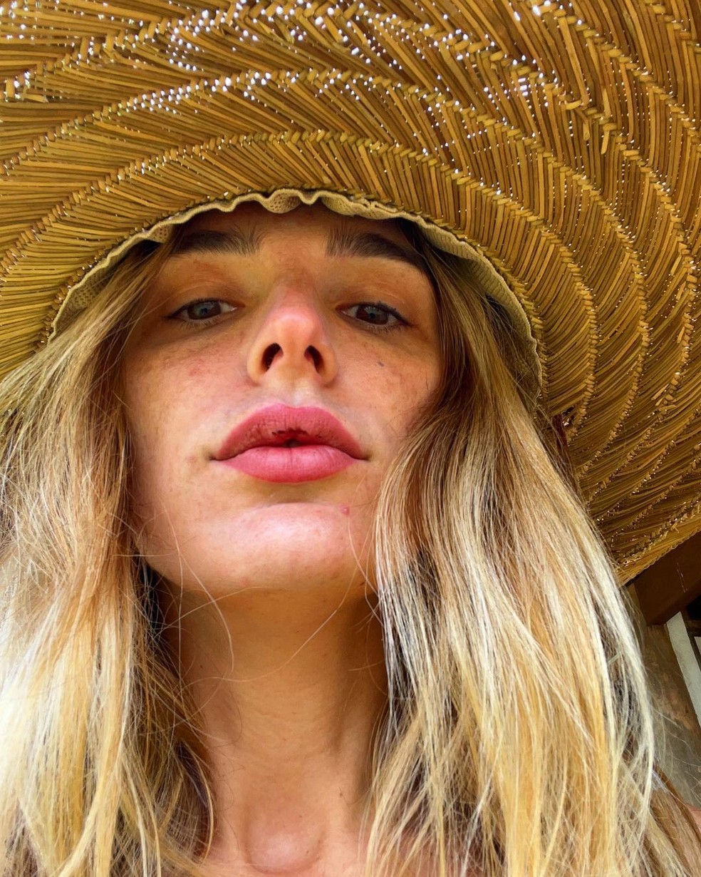 Rafa Brites rouba a cena ao posar com peça beachwear animal print