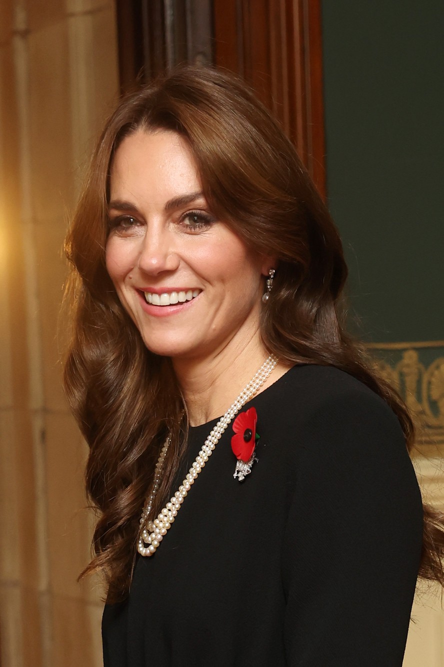 Kate Middleton usa colar de pérolas e brincos da Rainha Elizabeth em festival