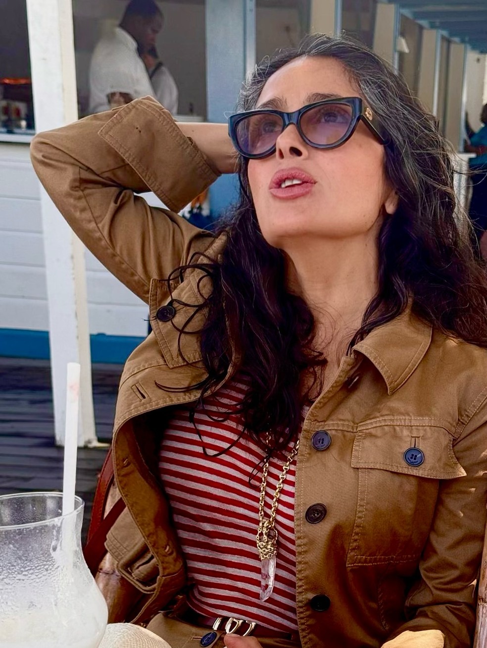 Salma Hayek se diverte em passeio de barco e ganha elogios: 'Charmosa'