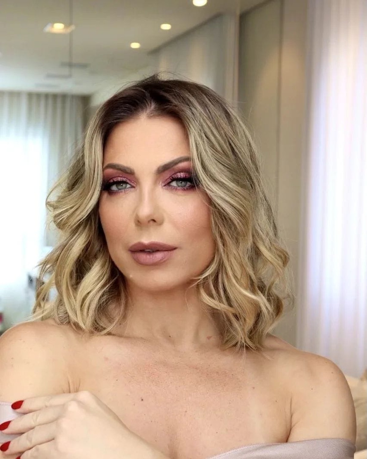 Sheila Mello exibe megaprodução de beleza