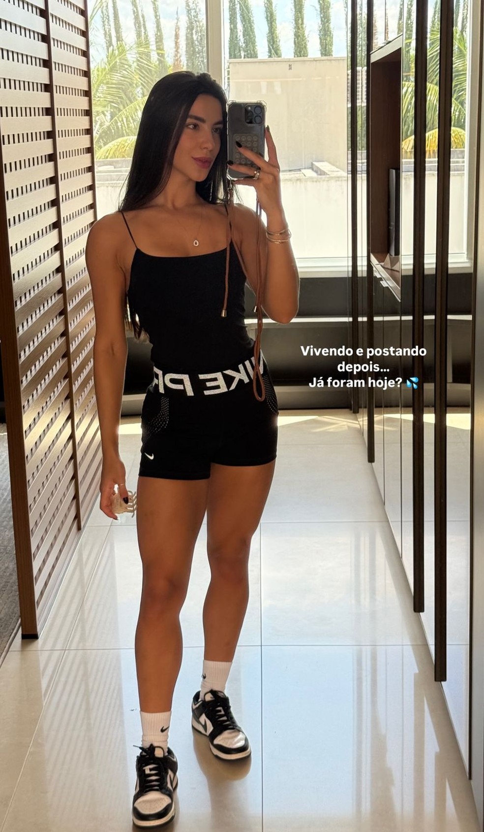 Gabriela Versiani posa com look fitness e incentiva fãs: 'Já foram?'