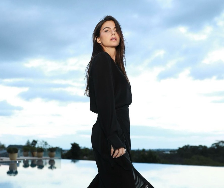 Kelly Piquet esbanja beleza em cenário paradisíaco