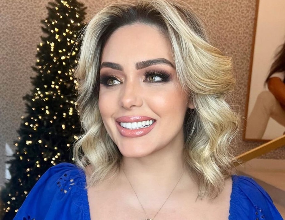 Tania Mara posa com look all blue em decoração natalina luxuosa ...