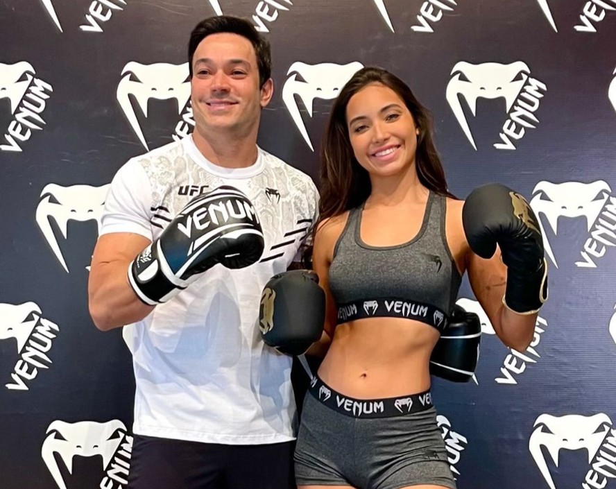 Alisson Lopes posa em momento fitness com a filha, Vanessa Lopes
