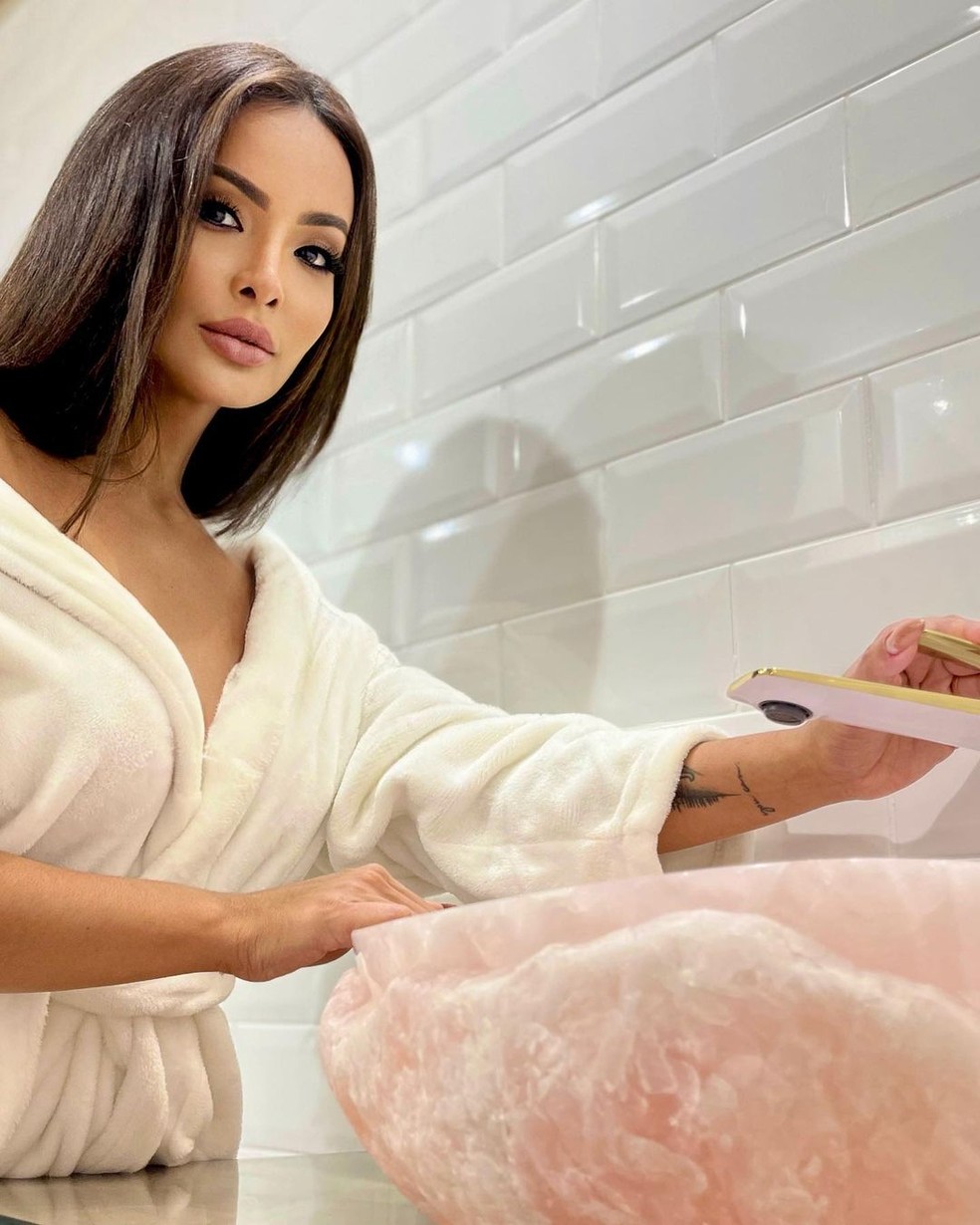 Carol Nakamura mostra detalhe de pia feita de quartzo rosa em sua 'casa dos sonhos'
