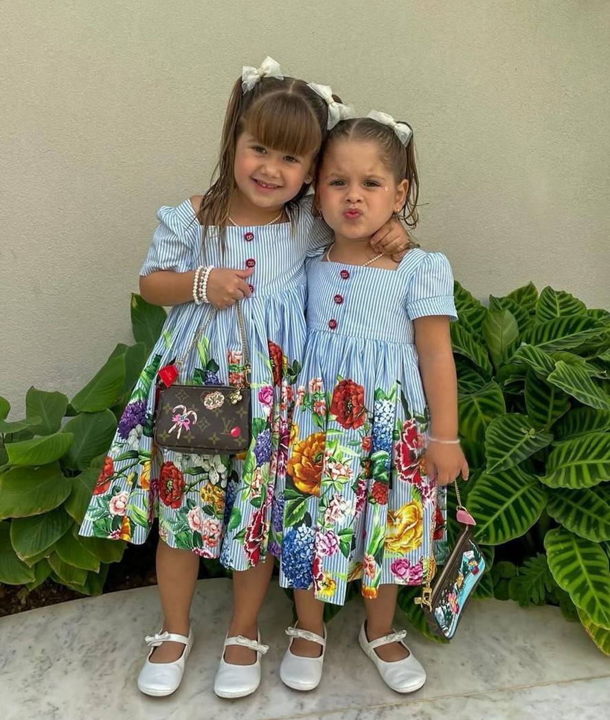 Virginia exibe clique de Maria Alice e Maria Flor combinando os looks