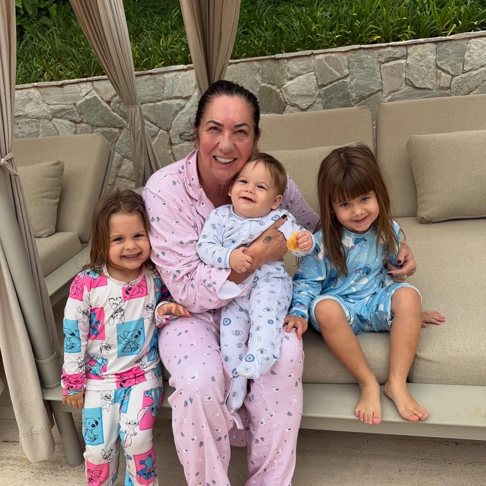 Virginia faz café da manhã na cama para celebrar aniversário de quatro anos de Maria Alice