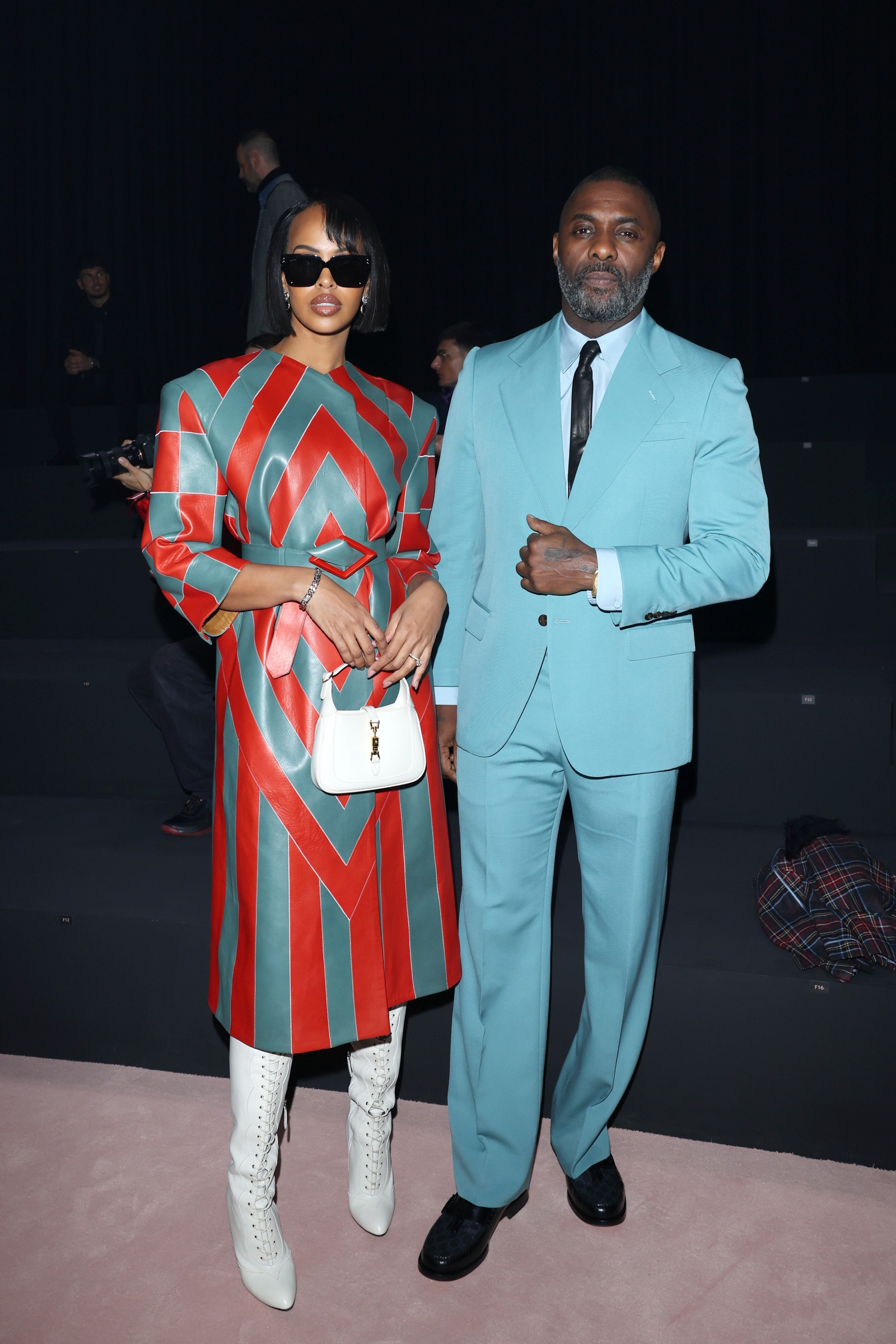 Idris Elba aposta em terno turquesa para desfile da Gucci; veja destaques