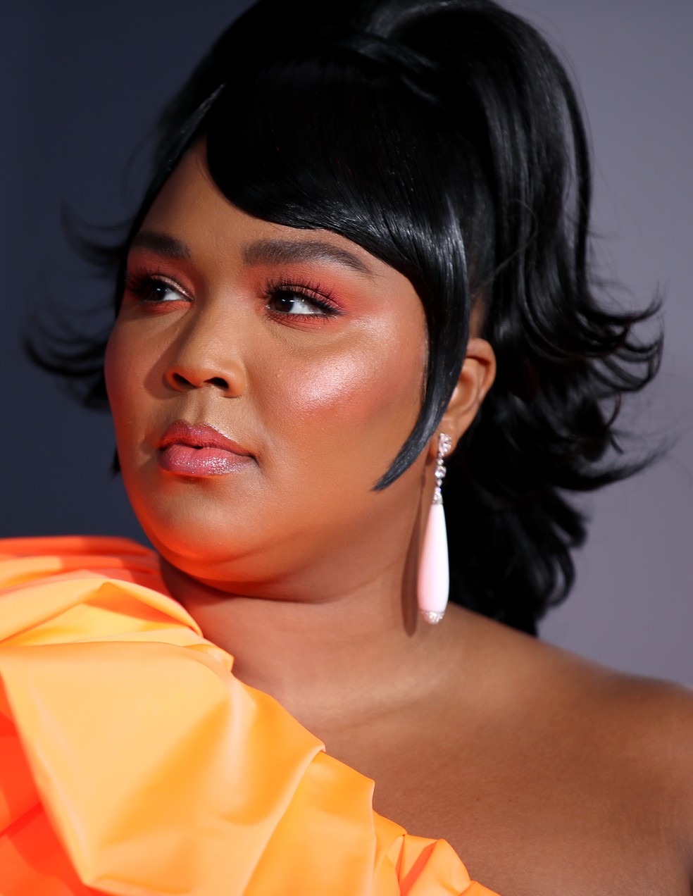 Lizzo acaba de redefinir seus padrões de microbolsa com a tirada perfeita