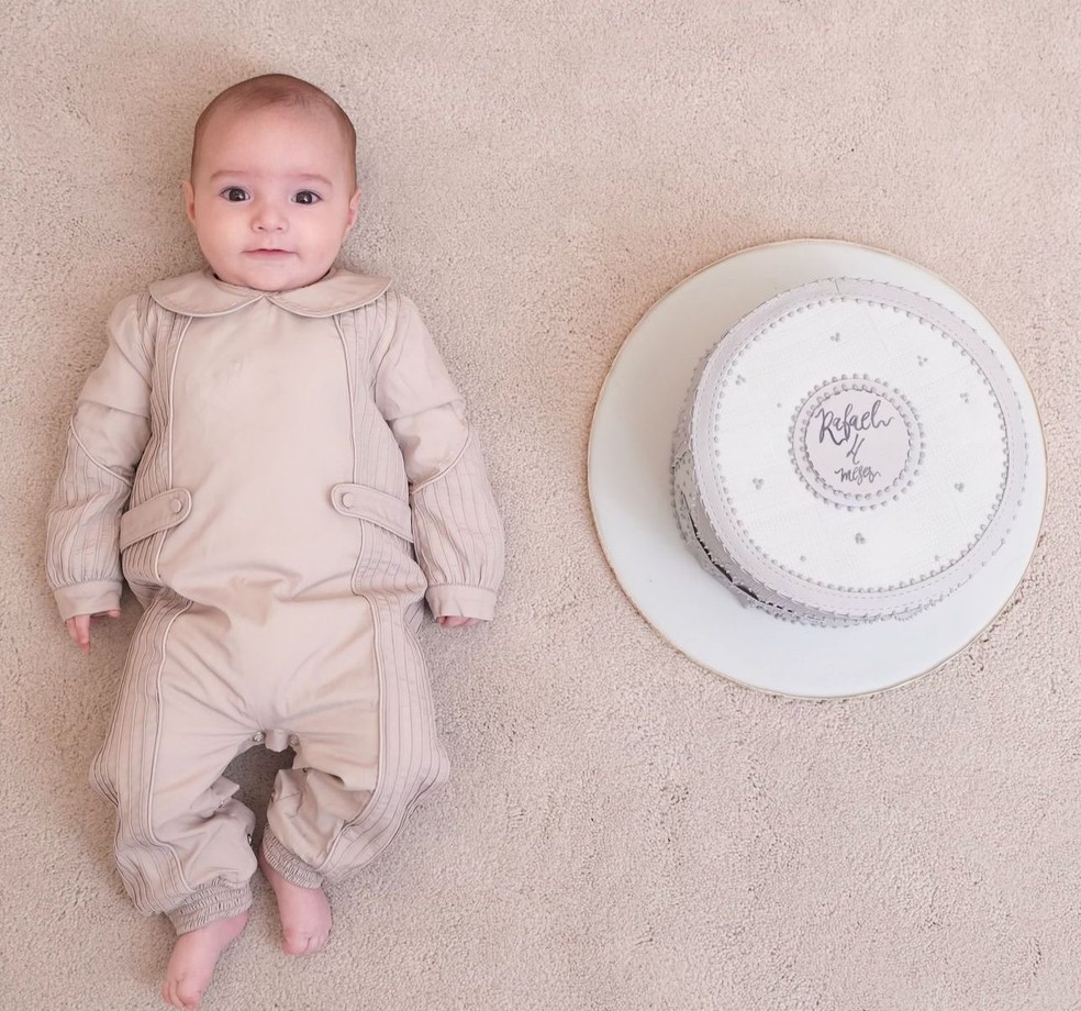 Carol Celico celebra quatro meses do filho, Rafael