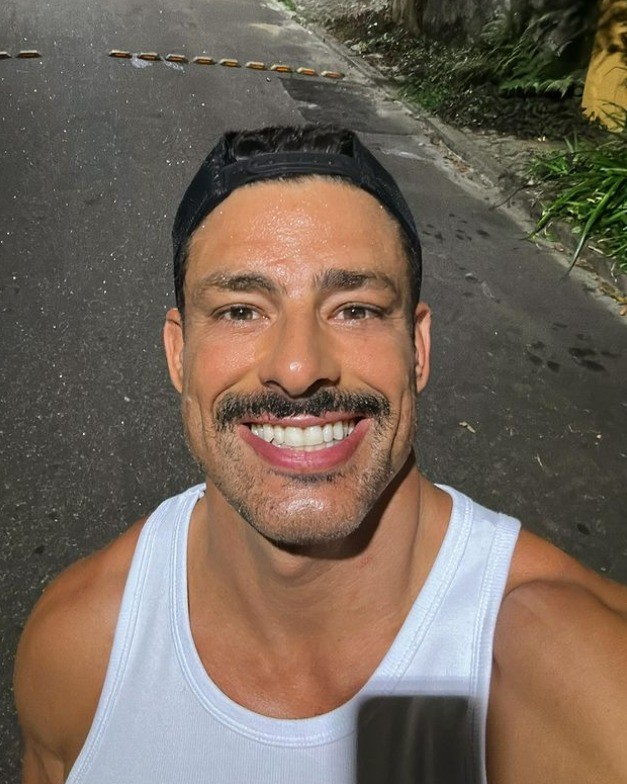 Cauã Reymond aposta em novo visual e adere ao 'bigodinho'