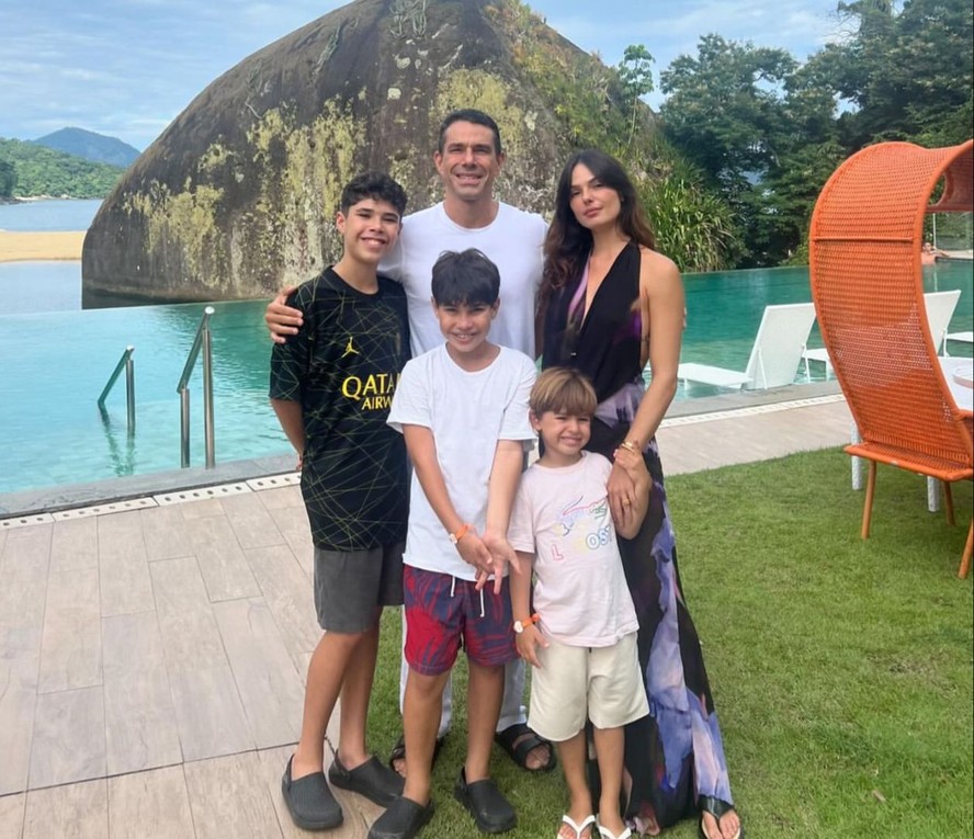 Marcus Buaiz abre álbum de viagem com Isis Valverde, filhos e enteado