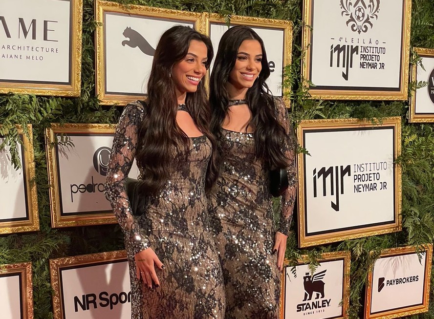 Key Alves e Keyt comparecem ao leilão de Neymar com looks iguais