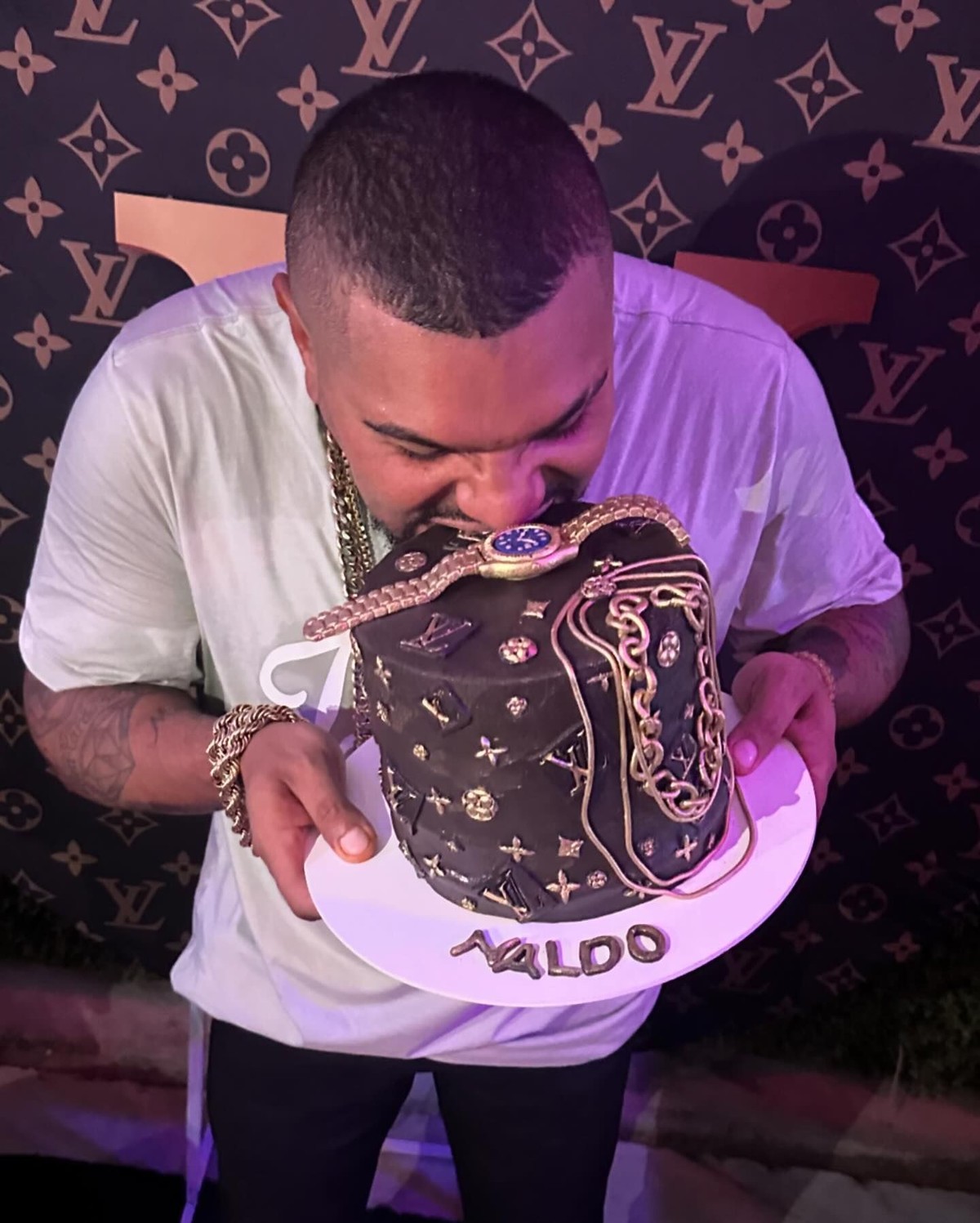 Naldo Benny celebra aniversário com 'bolo de grife': 'Momento de alegria'