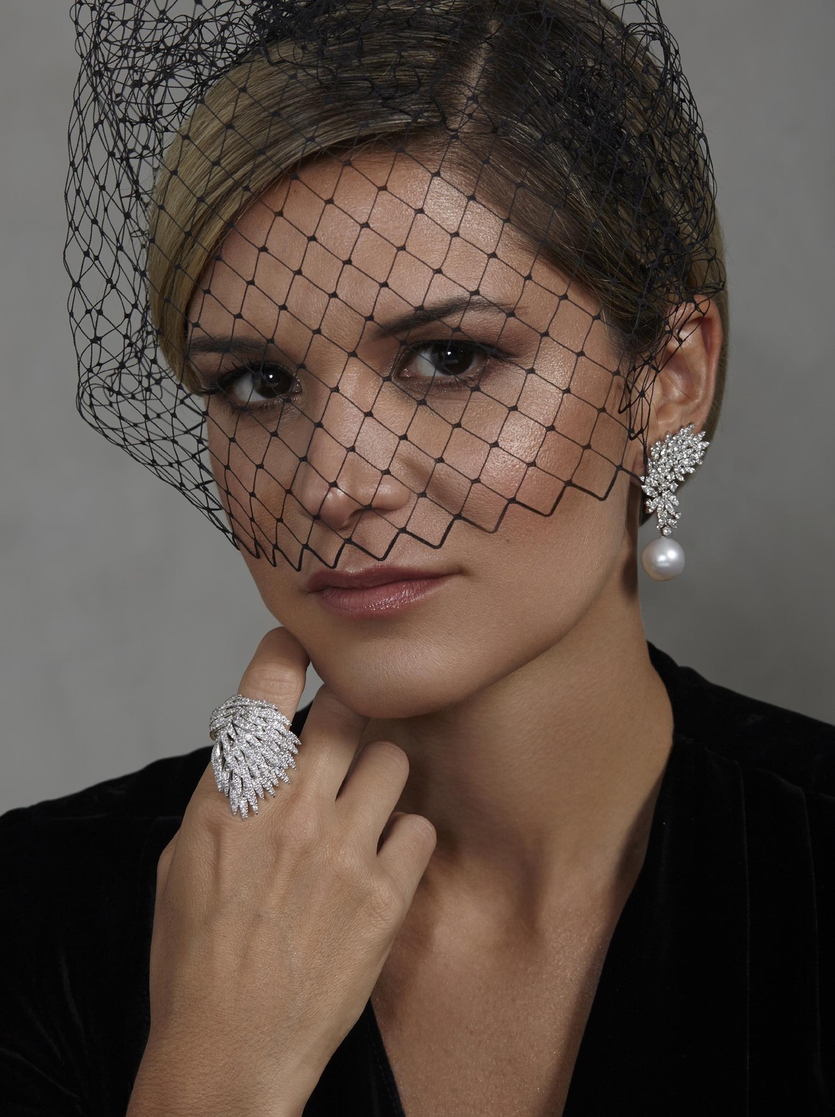Hueb inaugura primeira flagship brasileira com expo de fotos