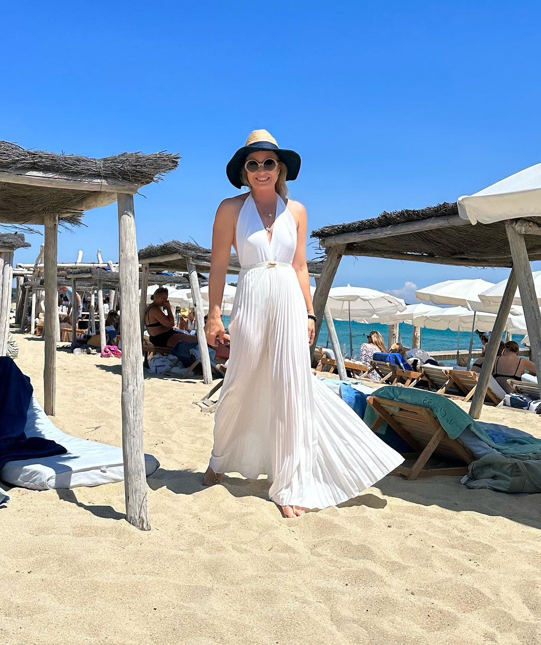 Angélica posa em dia de praia na Espanha