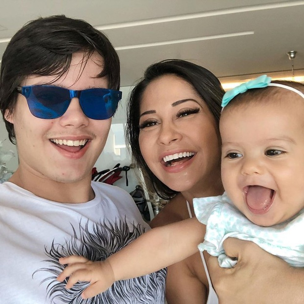Filho de Mayra Cardi leva namorada para morar com a família no Rio