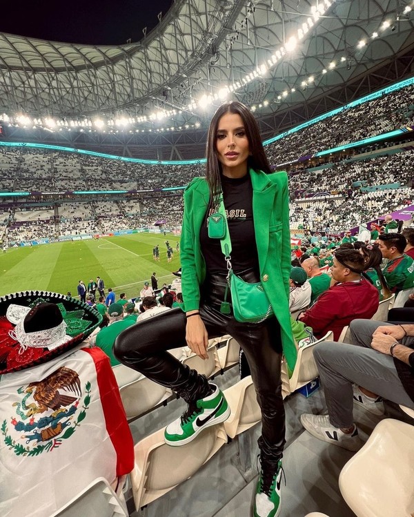 Jéssica Turini elege look fashionista para assistir ao jogo do México ...