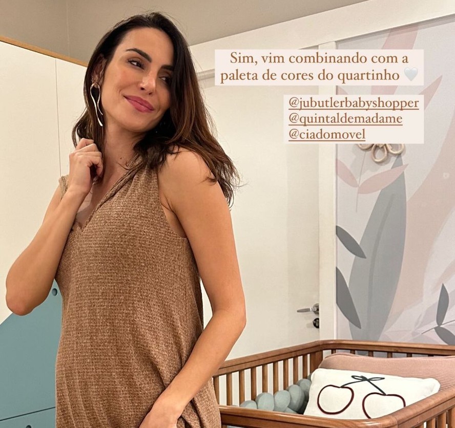 Mel Fronckowiak exibe barriguinha da segunda gestação no quartinho do bebê