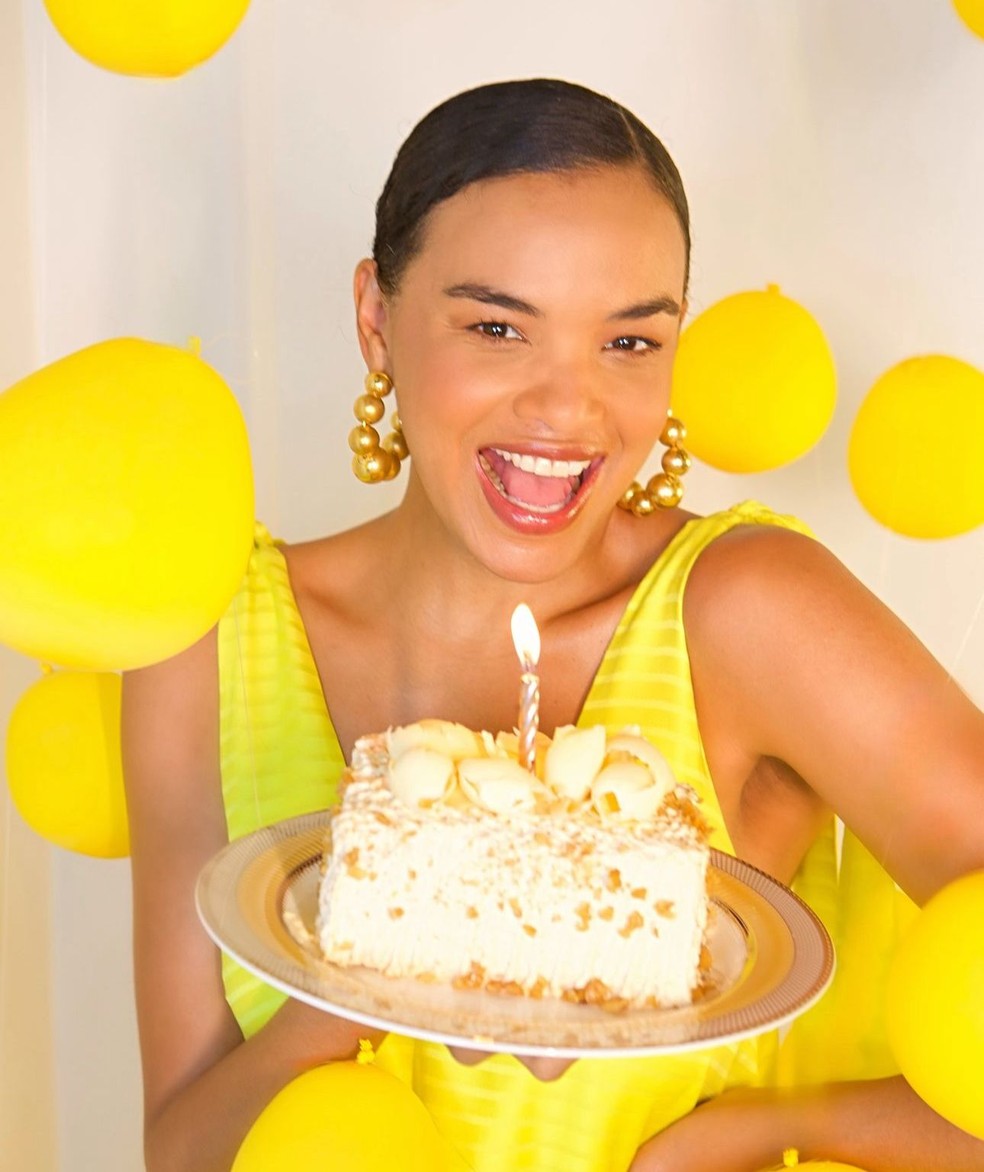 Lucy Ramos celebra a chegada dos 42 anos