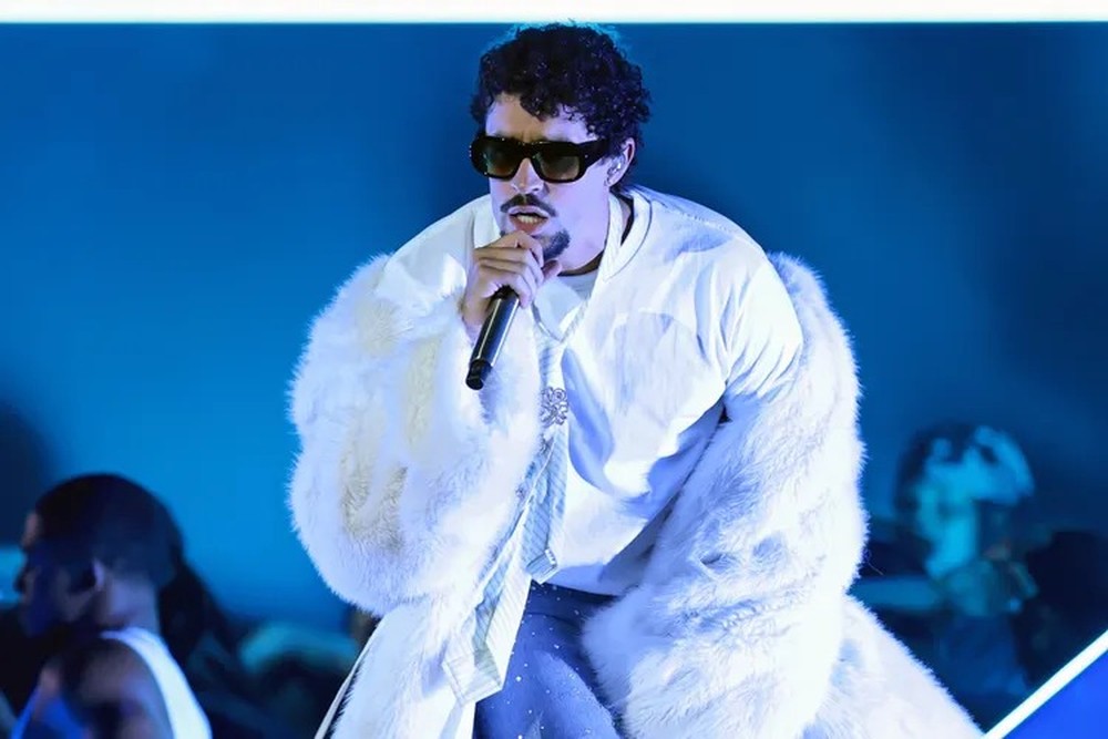 Bad Bunny cai no palco em show na Cidade do México