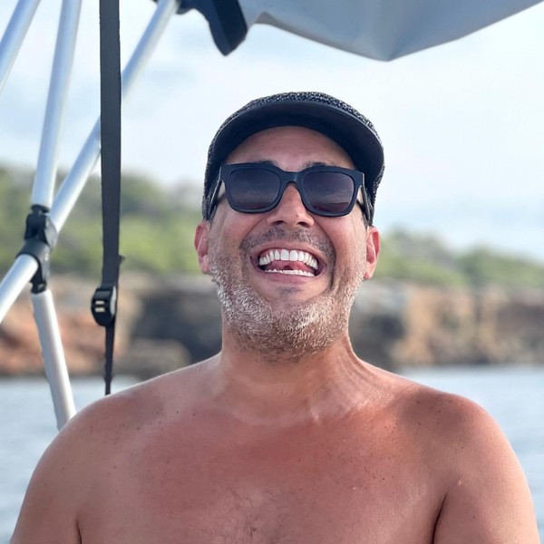 André Marques exibe passeio luxuoso de barco em Ibiza