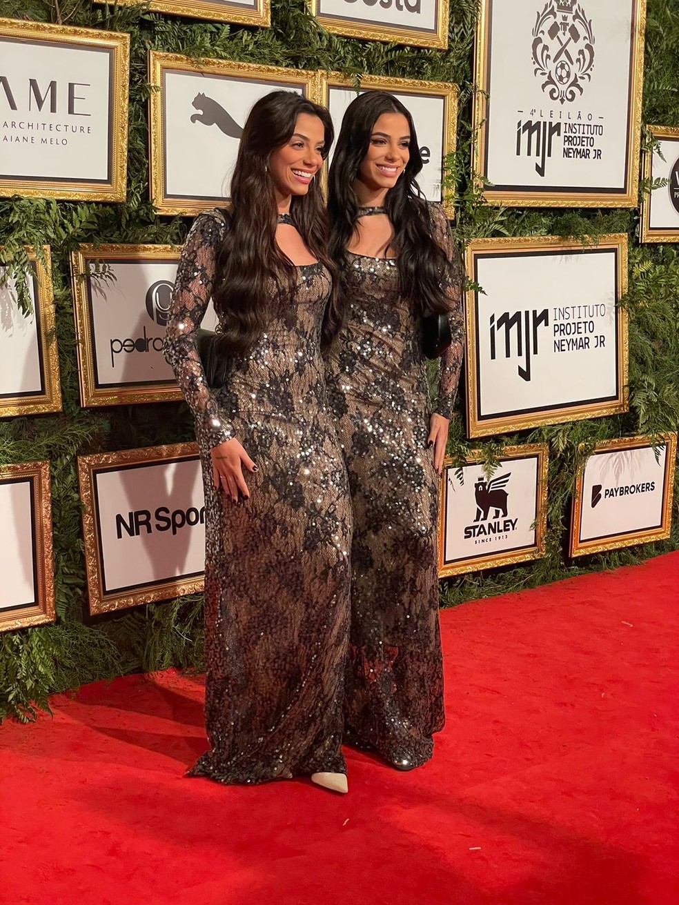 Key Alves e Keyt comparecem ao leilão de Neymar com looks iguais