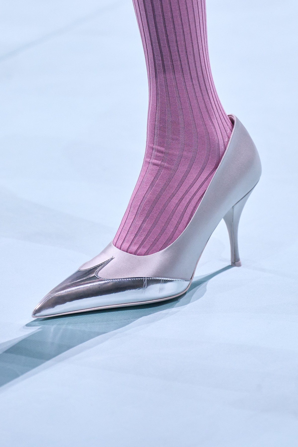 Os sapatos que Lady Di usava em todos os seus looks voltam a ser ...