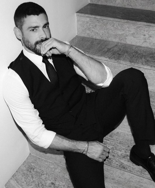 Cauã Reymond esbanja charme e estilo em novos cliques