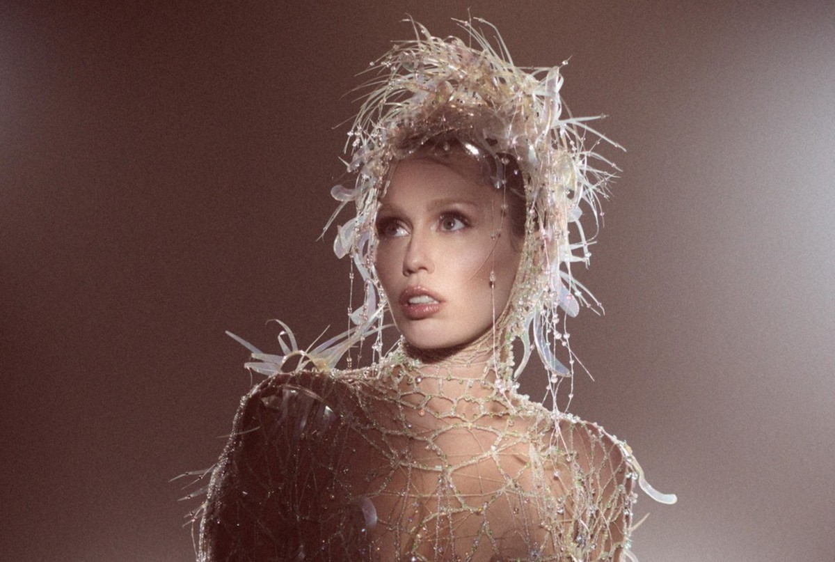 Diretor criativo de Miley Cyrus revela os bastidores do universo visual de 'Something Beautiful'