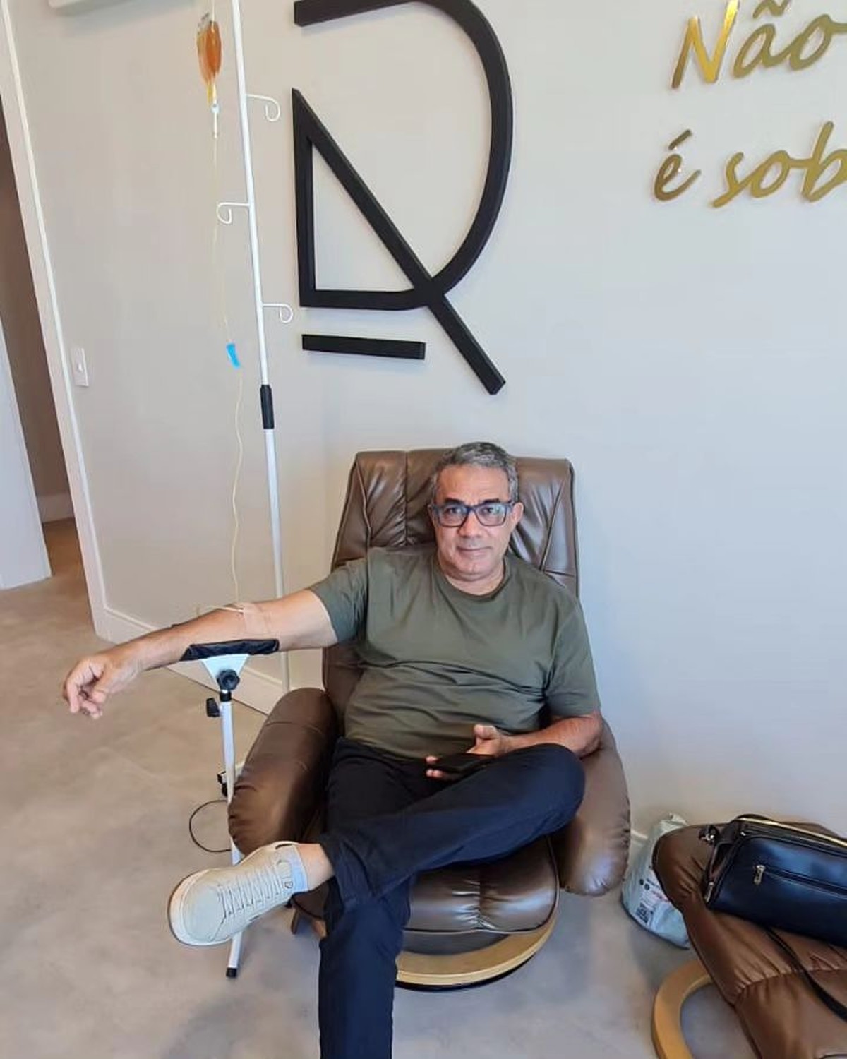 Mauro Machado, pai de Anitta, surge mais magro e festeja novo estilo de ...