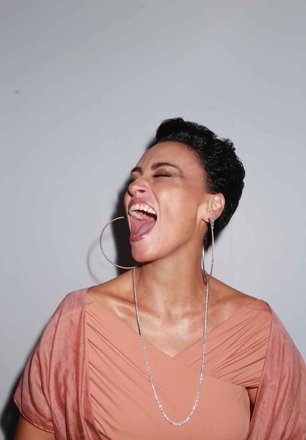 Aos 43 anos Suzi Pires desfila beachwear: “sou gostosa de qualquer jeito”